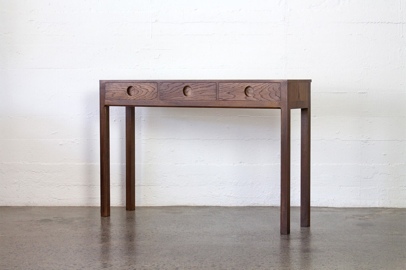 Karakter console table